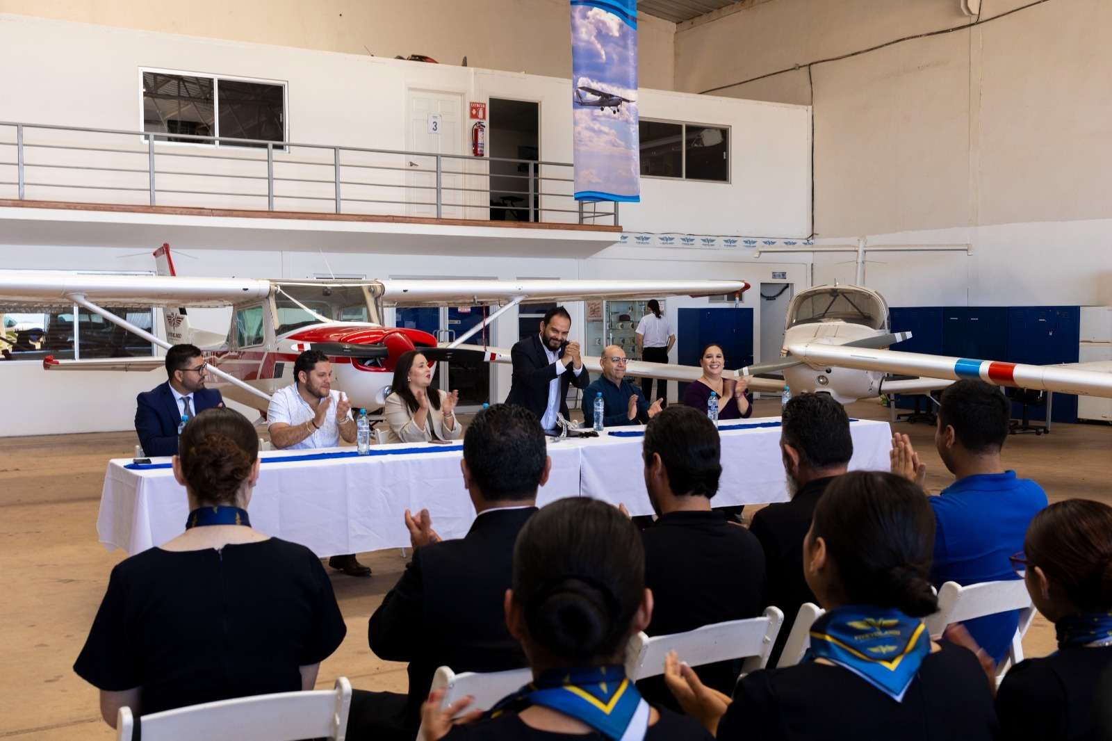 Firma Icatech convenio con la academia de aeronáutica Vive Volando | La ...