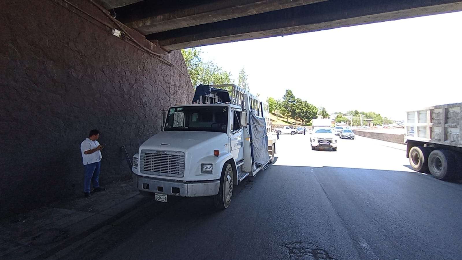 Tira camión enormes vidrios en la Teófilo Borunda | La Opción de Chihuahua