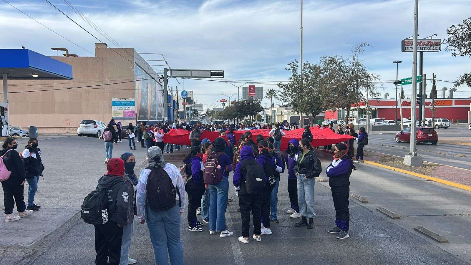 Marchan alumnas de la Normal de Saucillo | La Opción de Chihuahua