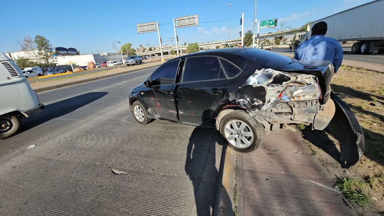 Impacta tráiler a vehículo en cruce de la Sacramento y Teófilo Borunda ...